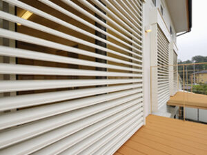 外付ブラインド「ブリイユ」｜遮熱・省エネに優れた可変ルーバー付きモデル